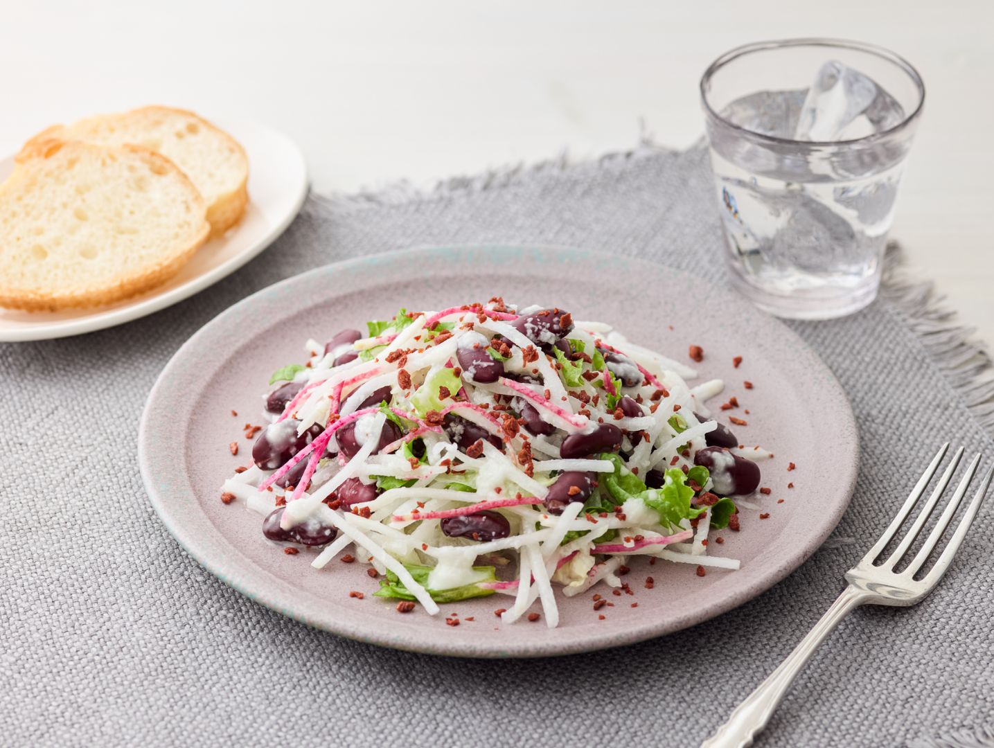 レッドキドニーが彩りのアクセント！だいこんとカリカリベーコンのサラダ≪ベジドレッシング≫Qummy | Qummy（キユーミー）